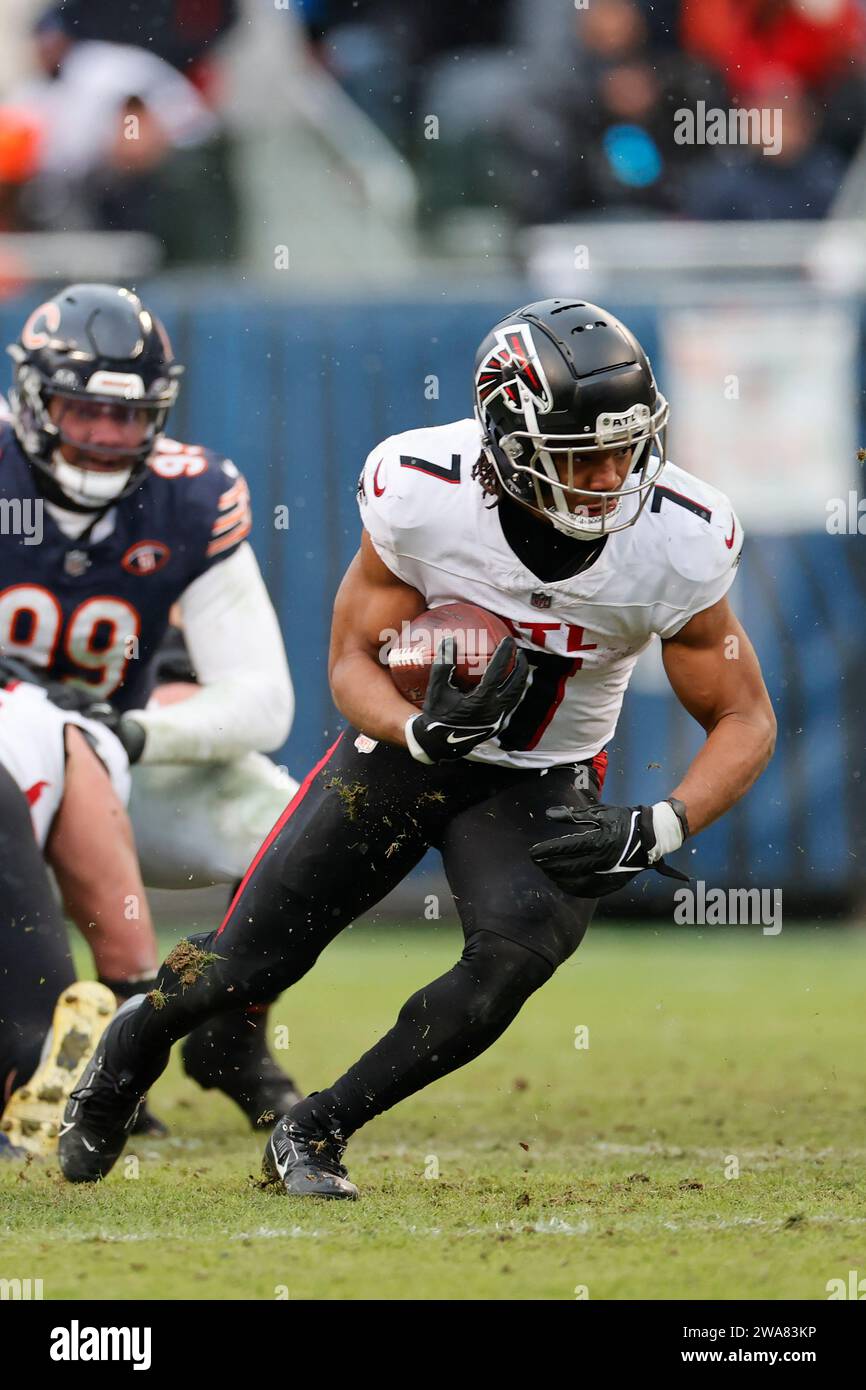Atlanta Falcons running back Bijan Robinson (7) runs with the ball ...