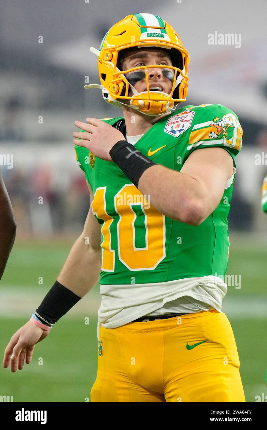 Oregon quarterback Bo Nix (10) during the first half of the NCAA Fiesta ...