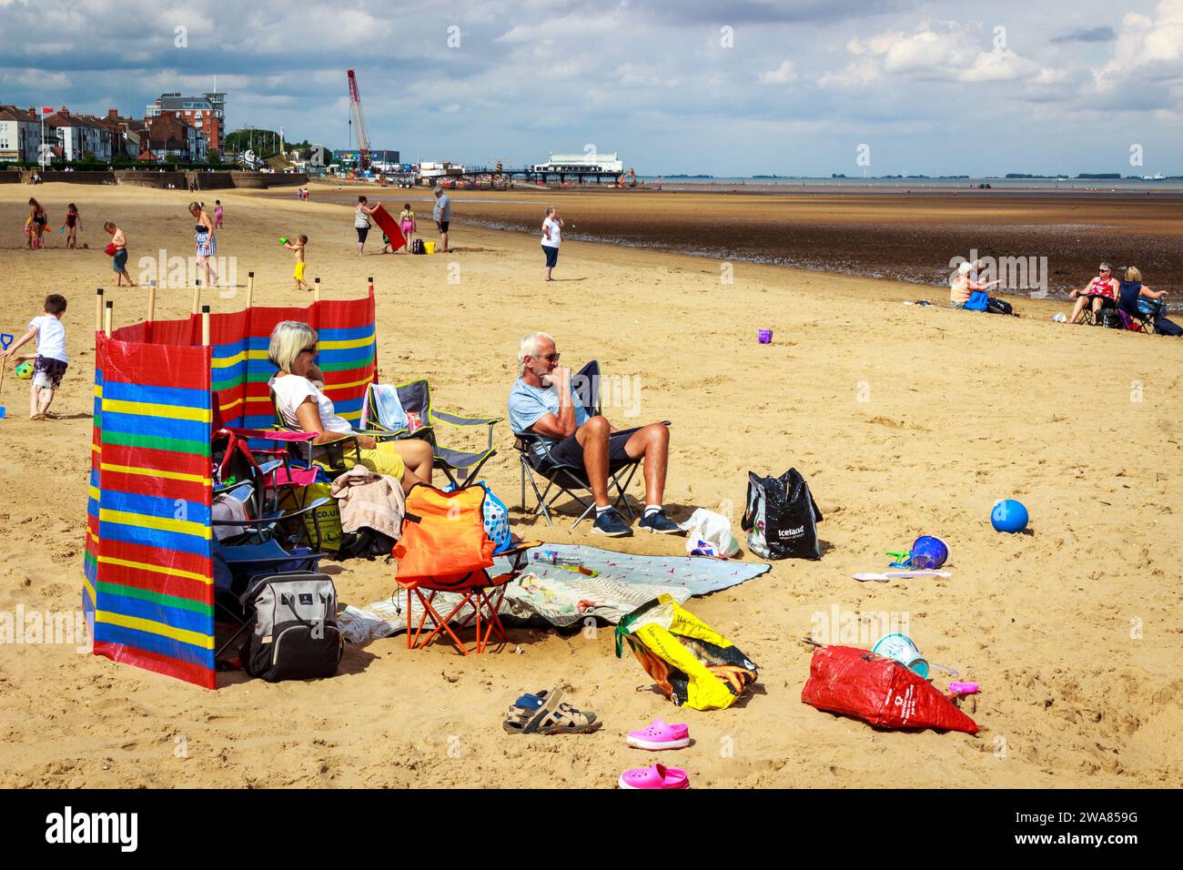 Family day on beach uk hi-res stock photography and images - Alamy
