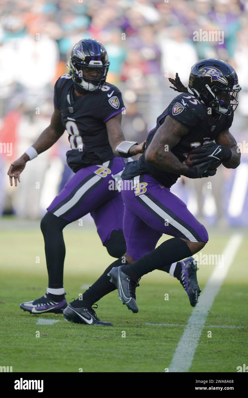Baltimore Ravens quarterback Lamar Jackson (8) hands off to running ...