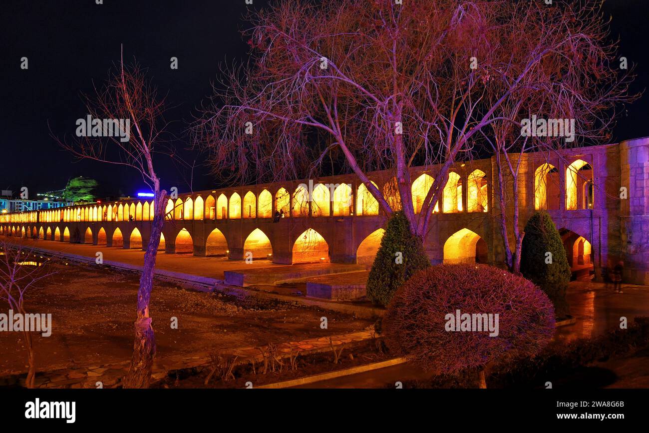 Gorgeous night views of the Si-O-SePol bridge that spans the ...