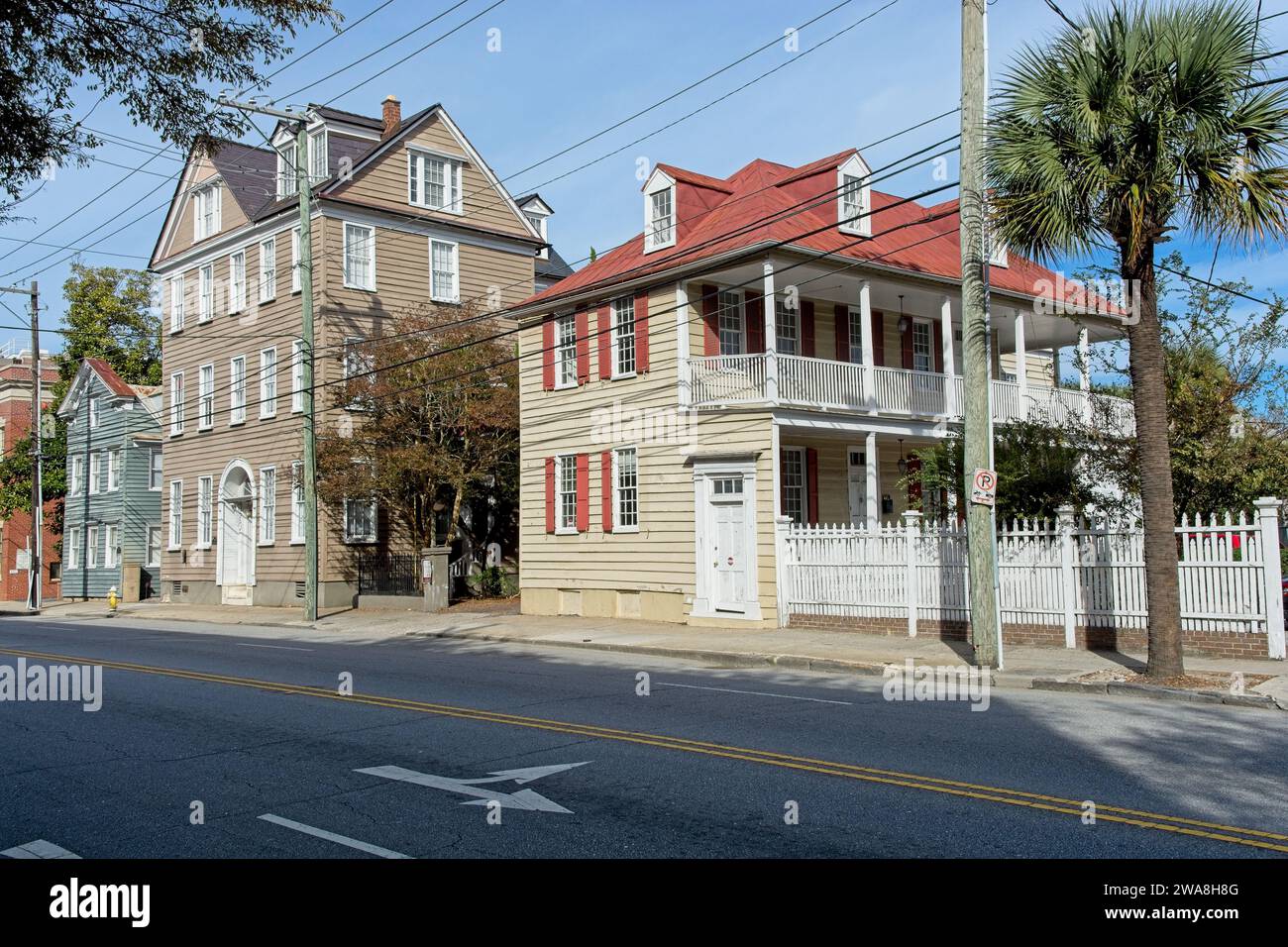 Charleston single house hi-res stock photography and images - Alamy