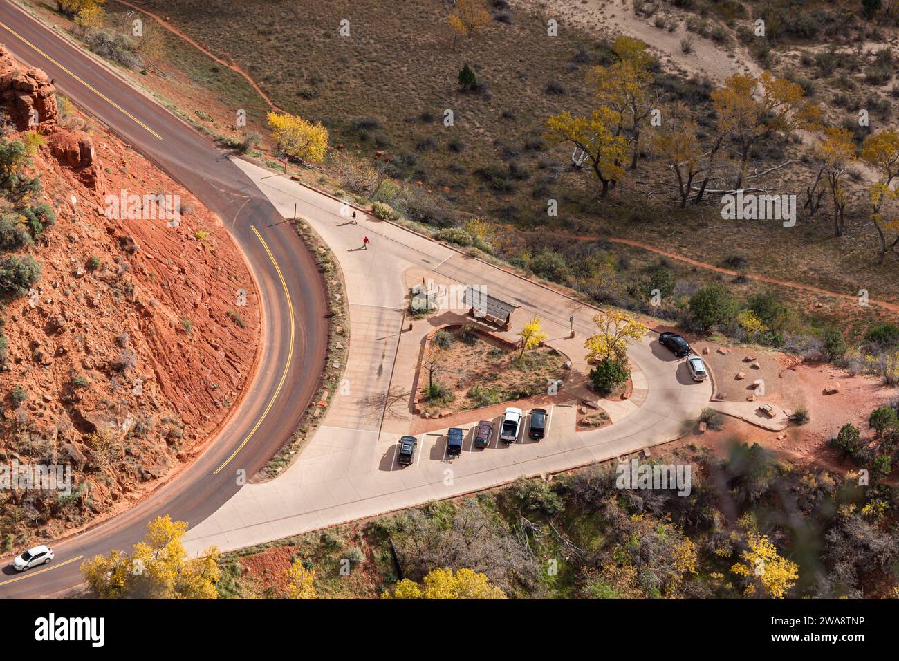 Looking down from Scout Lookout to the Big Bend Viewpoint parking area ...