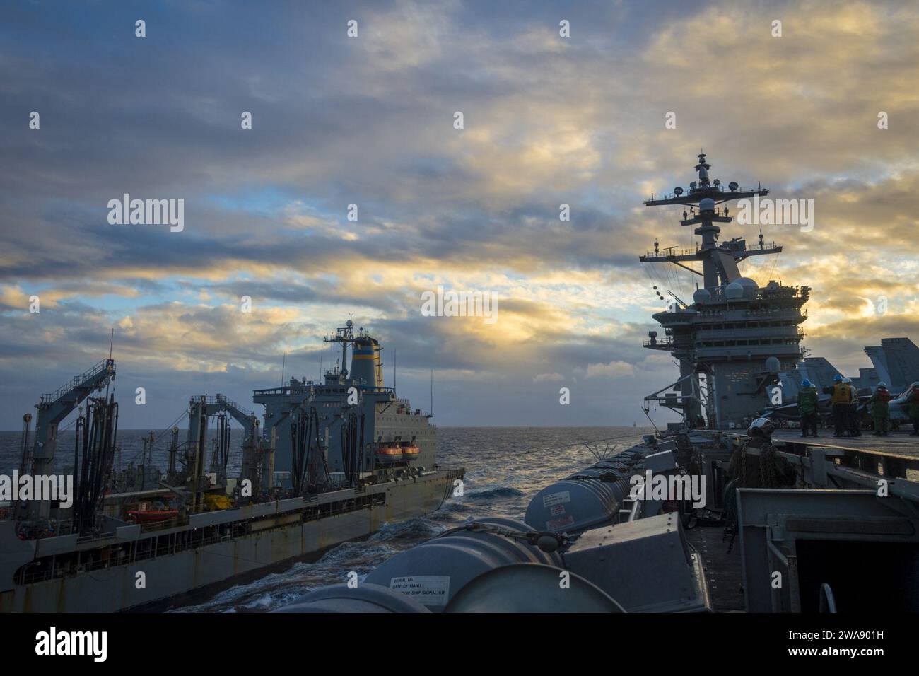 Us navy replenishment oiler hi-res stock photography and images - Alamy