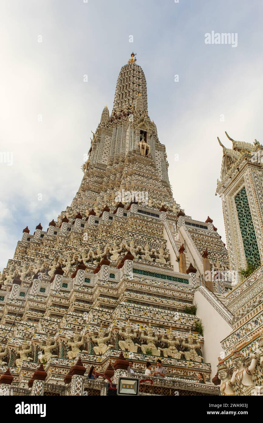 Chedi and Giant or Yak Wat Arun at Phra Prang, Wat Arun, Arun temple ...