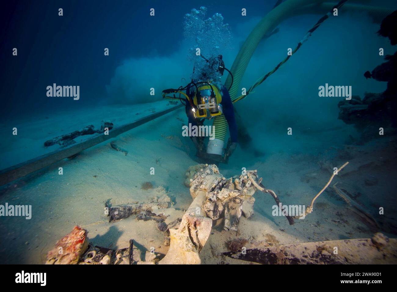 Usns salvor hi-res stock photography and images - Alamy