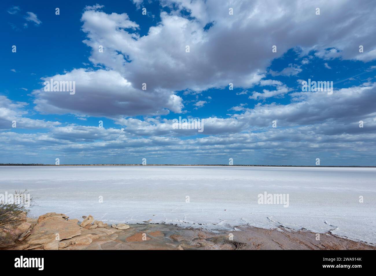 Scenic view of remote Koorkoordine salt lake, Southern Cross, Western ...