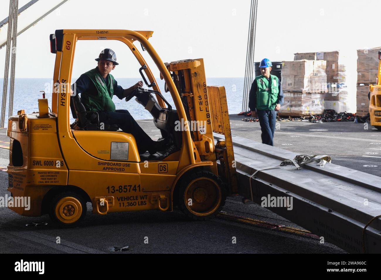 U s navy logistics specialist 2nd hi-res stock photography and images ...