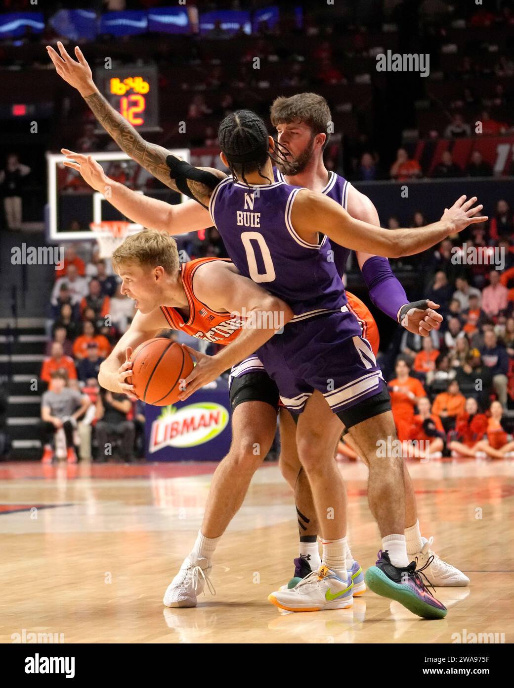 Illinois' Marcus Domask splits the Northwestern defense of Boo Buie (0 ...