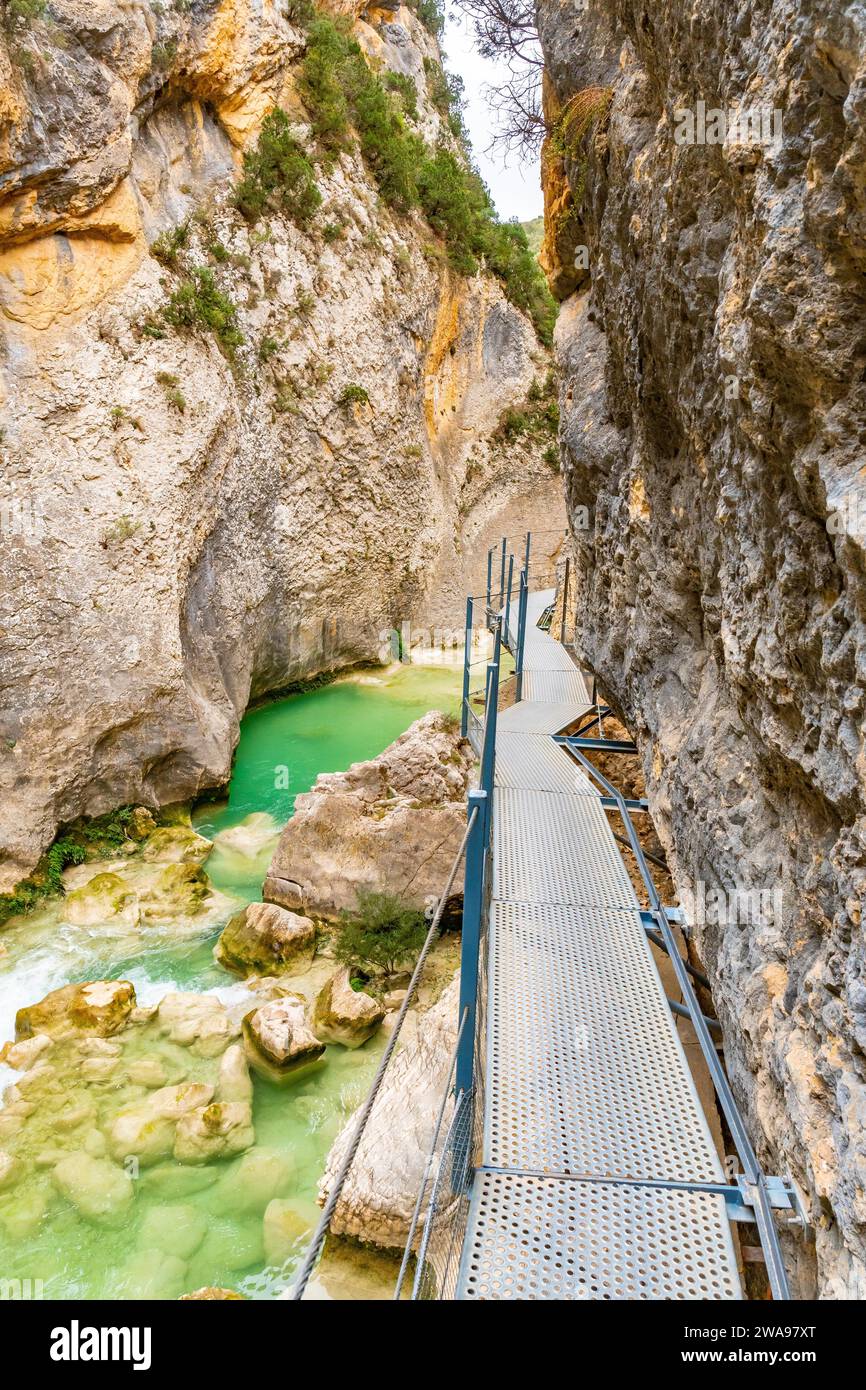 Walking along the metal walkways of the Vero River path in Alquezar ...