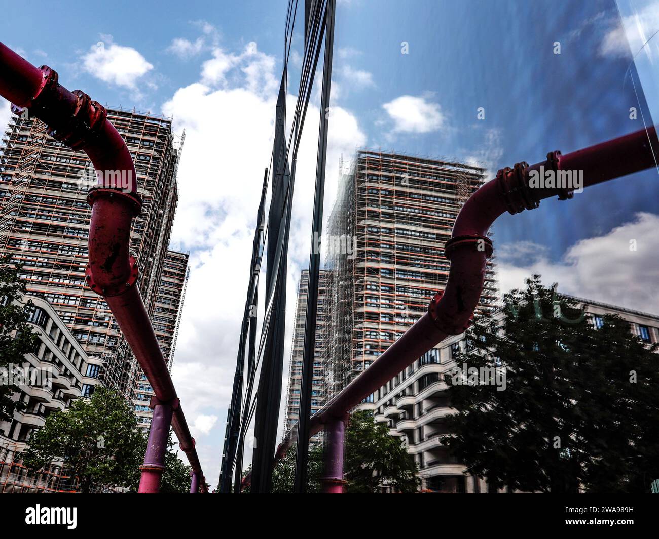 A new high-rise building is reflected in a glass façade, groundwater is ...