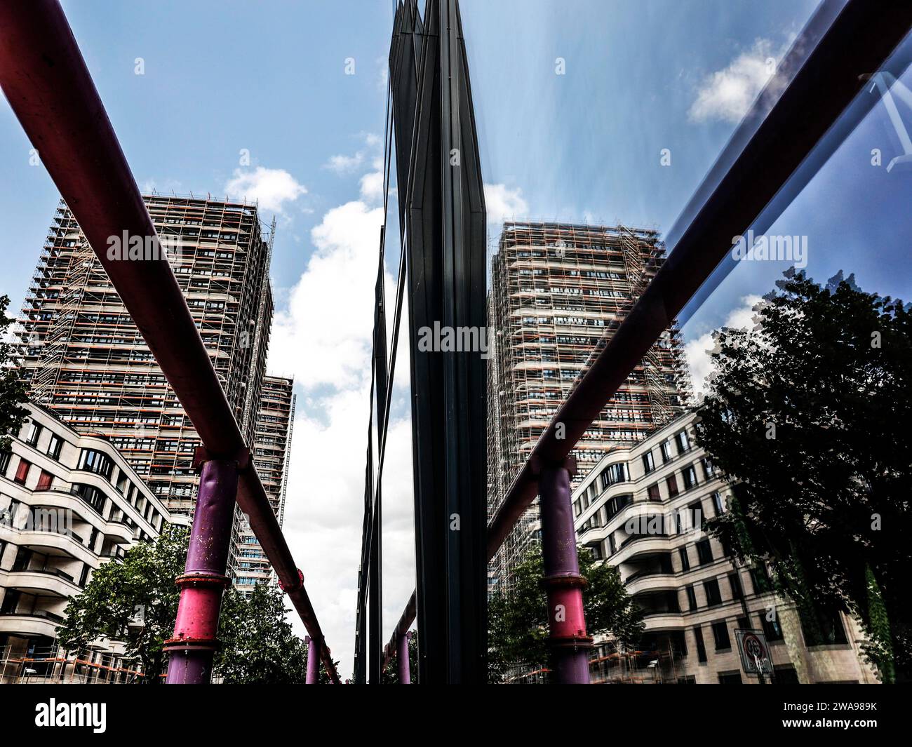 A new high-rise building is reflected in a glass façade, groundwater is ...