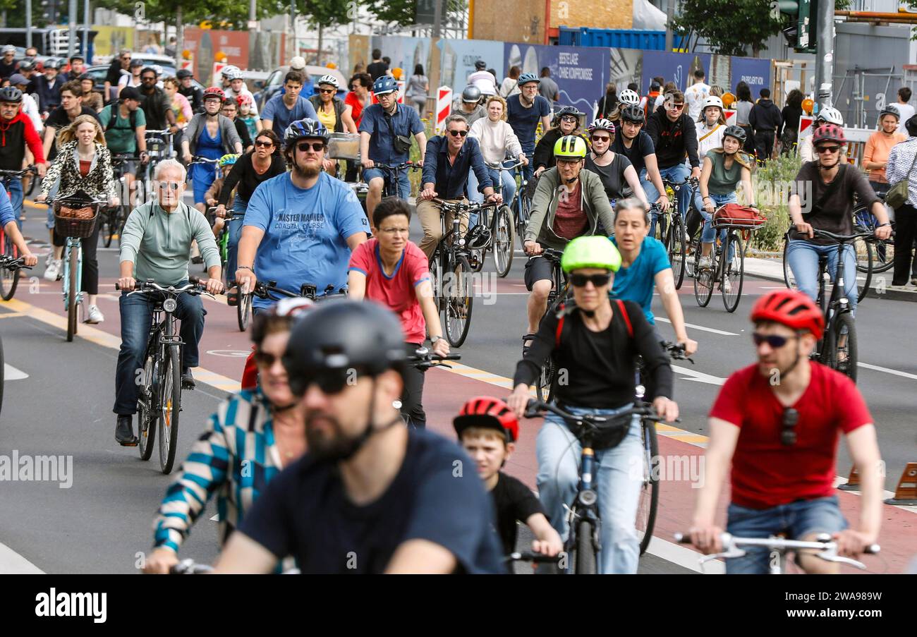 Cycling and environmental organisations demonstrate against transport ...