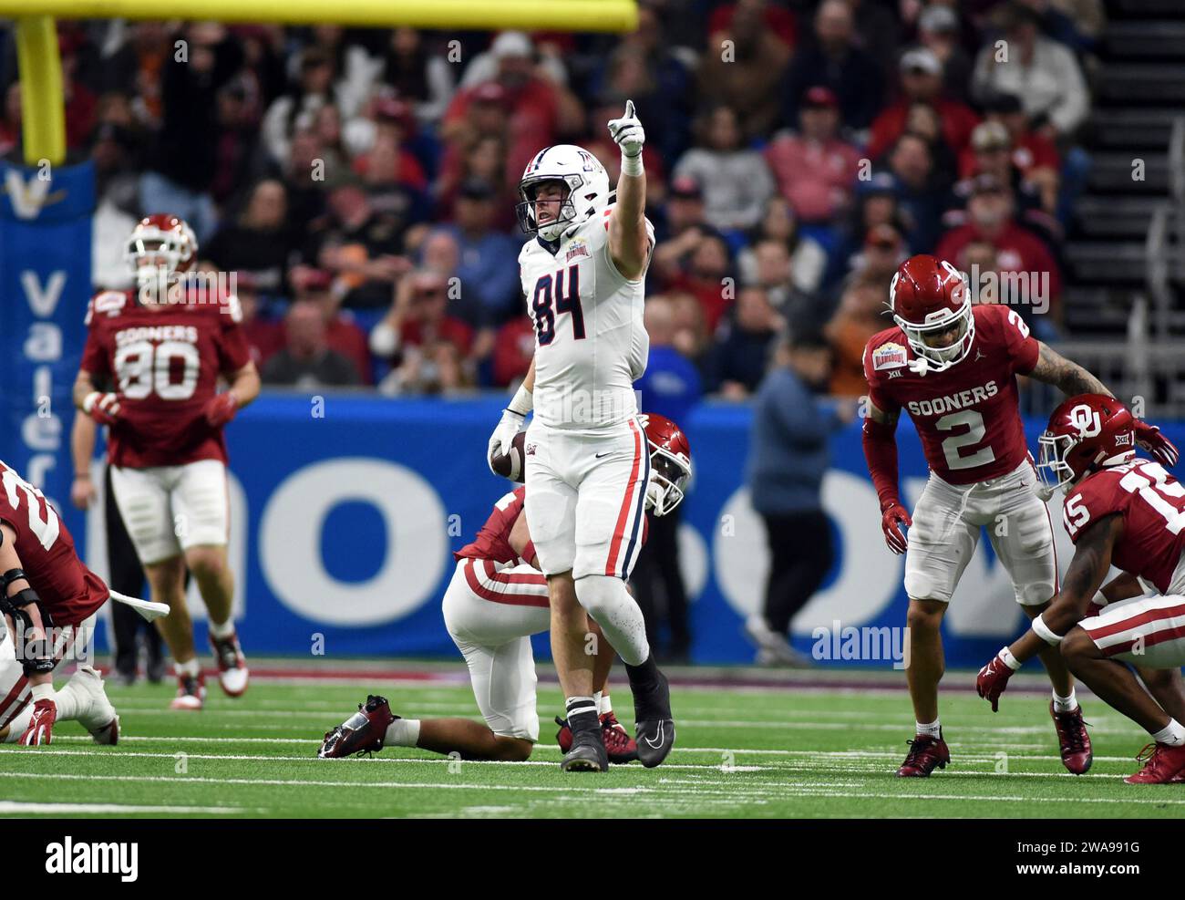 SAN ANTONIO, TX - DECEMBER 28: Arizona Wilcats TE Tanner McLachlan (84 ...