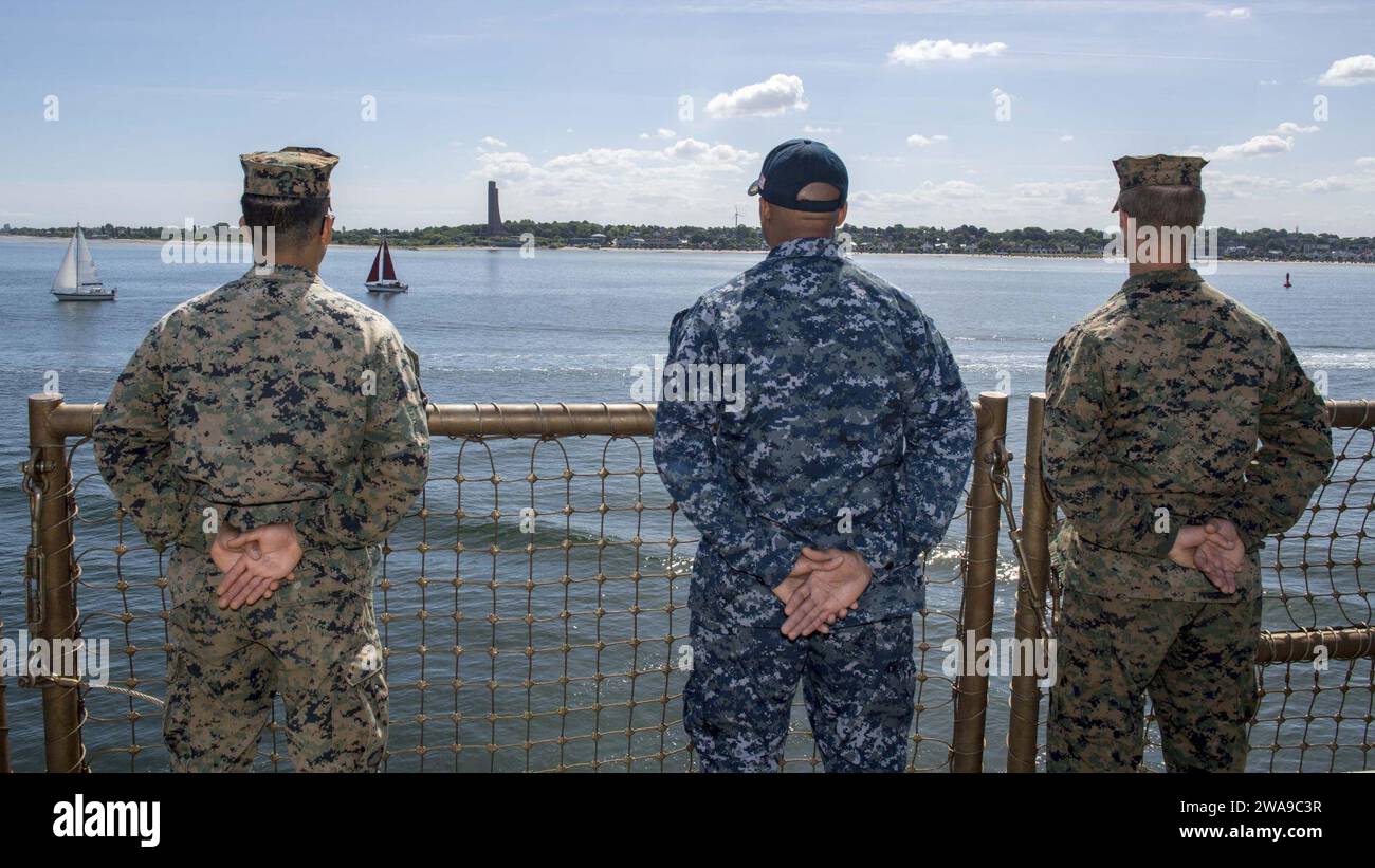 Us navy man rails hi-res stock photography and images - Alamy