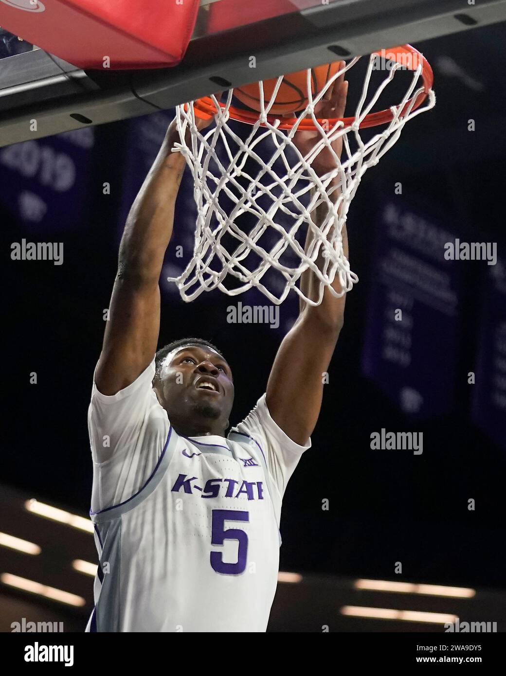 Kansas State guard Cam Carter dunks the ball during the second half of ...