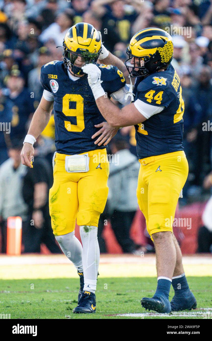 Michigan Wolverines tight end Max Bredeson (44) removes turf from the ...