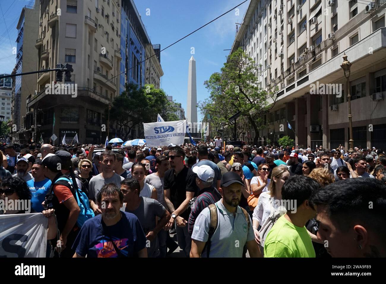 Trabajadores agrupados en la CGT y CTA ocupan la calle, manifestándose ...