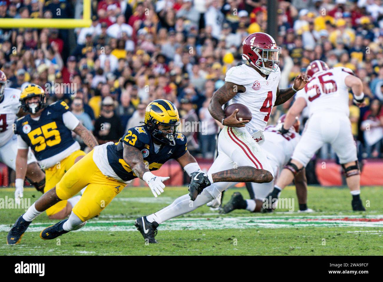 Alabama Crimson Tide quarterback Jalen Milroe (4) runs the ball during the CFP Semifinal at the ...
