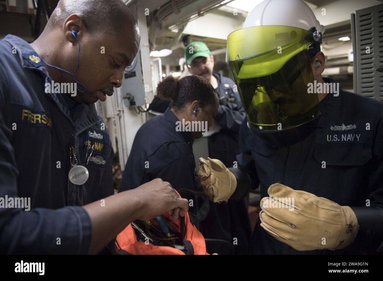 U s navy chief electricians mate hi-res stock photography and images ...