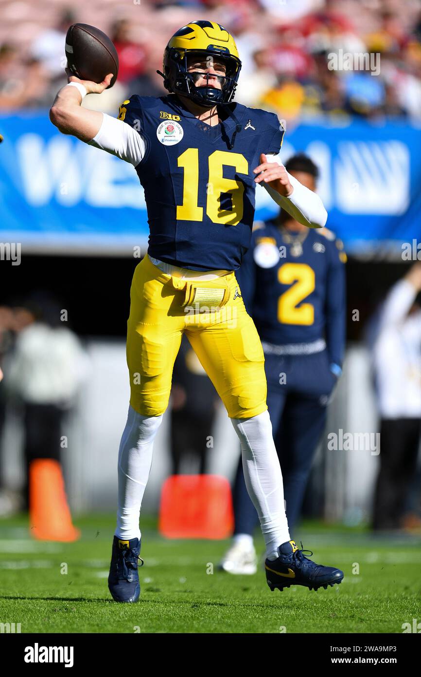 PASADENA, CA - JANUARY 01: QB Davis Warren (16) of the Michigan ...