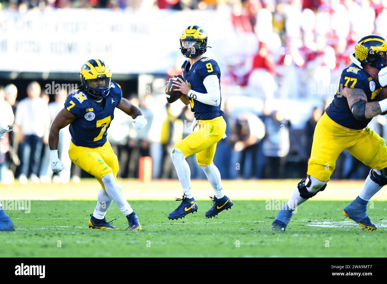 PASADENA, CA - JANUARY 01: QB J.J. McCarthy (9) of the Michigan Wolverines looks to pass during ...