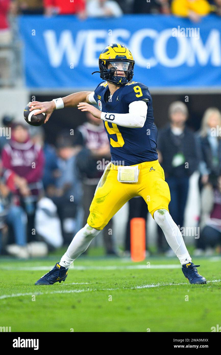 PASADENA, CA - JANUARY 01: QB J.J. McCarthy (9) of the Michigan Wolverines looks to pass during ...