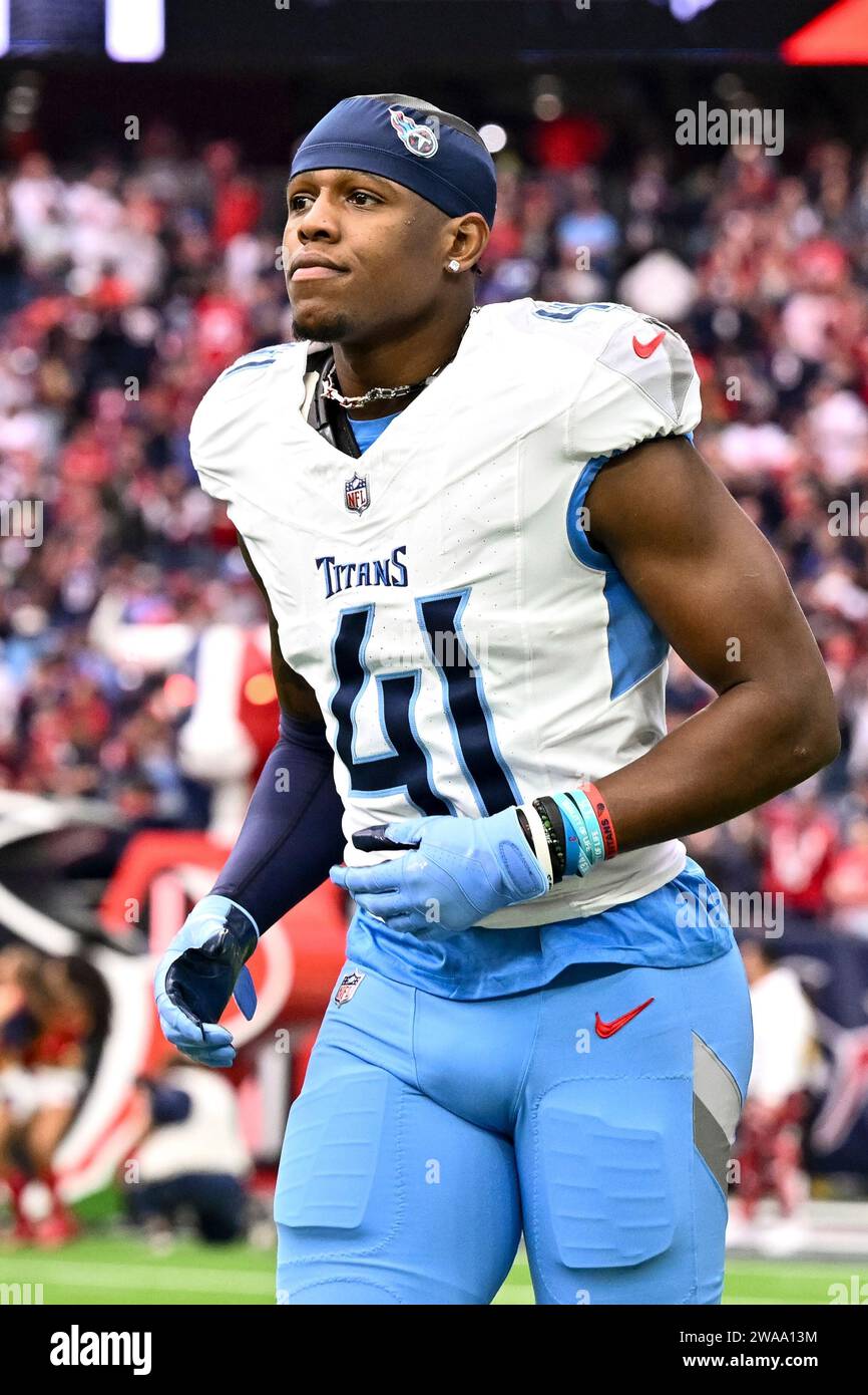 Tennessee Titans linebacker Otis Reese IV (41) runs onto the field ...