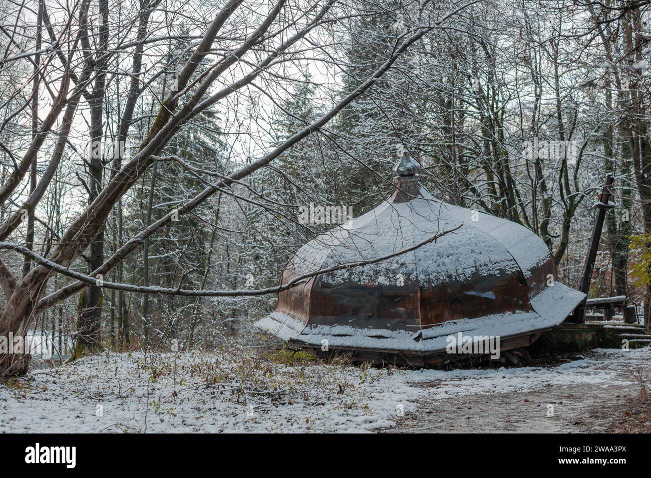 Destroyed gazebo hi-res stock photography and images - Alamy
