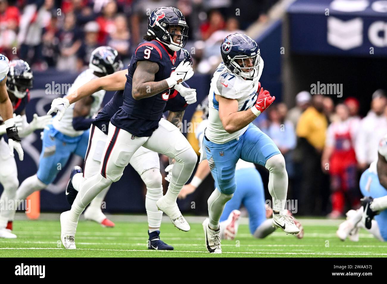 Houston Texans tight end Brevin Jordan (9) and Tennessee Titans ...
