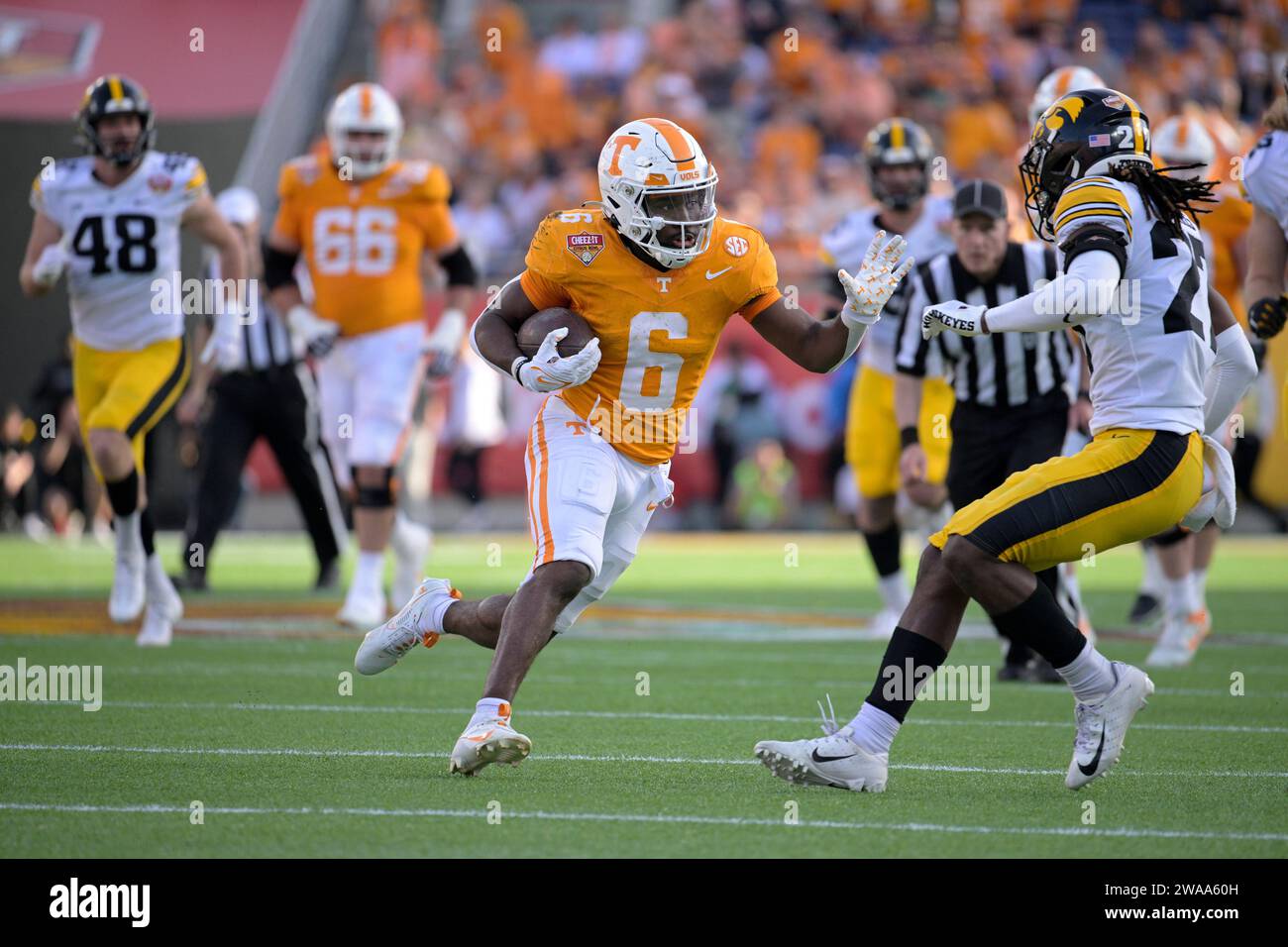 Tennessee running back Dylan Sampson (6) rushes for yardage during the ...