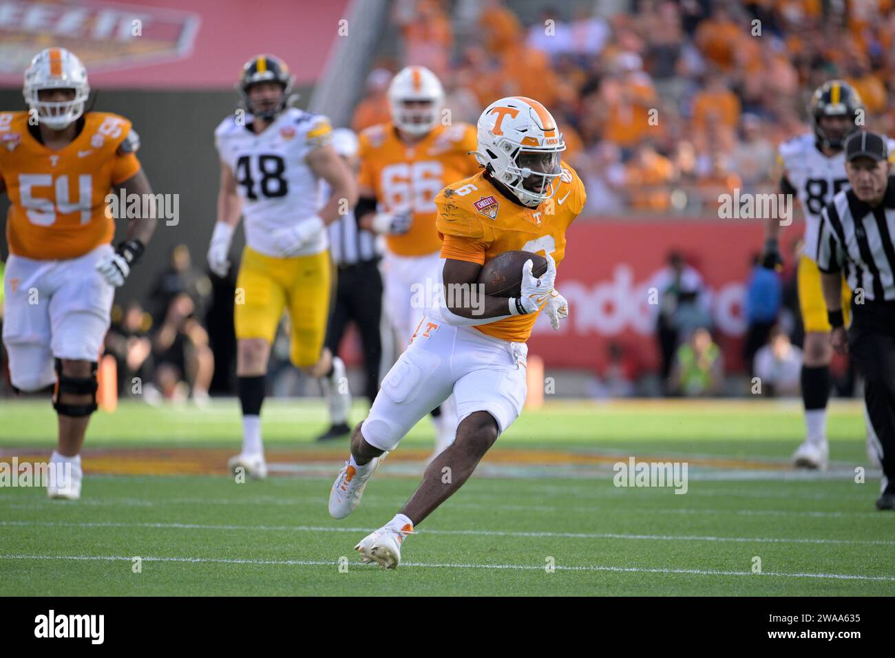 Tennessee running back Dylan Sampson (6) rushes for yardage during the ...