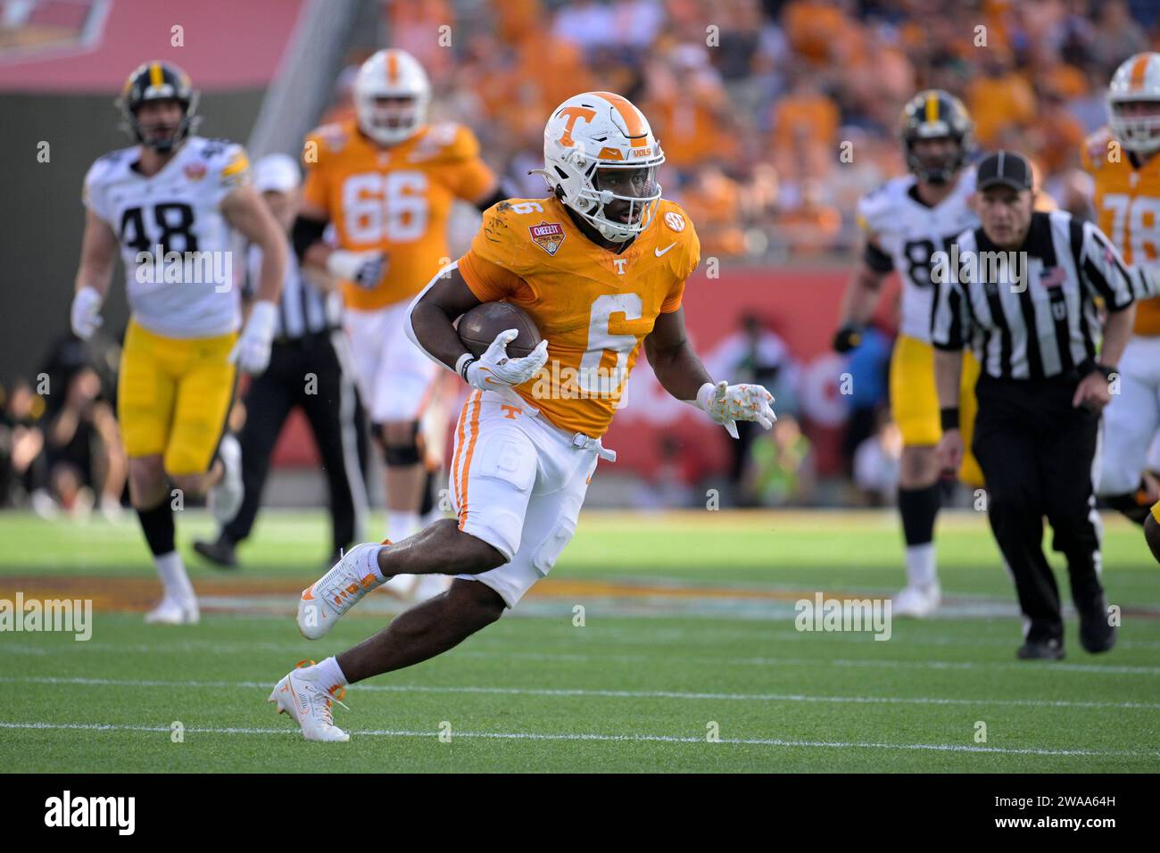 Tennessee running back Dylan Sampson (6) rushes for yardage during the ...