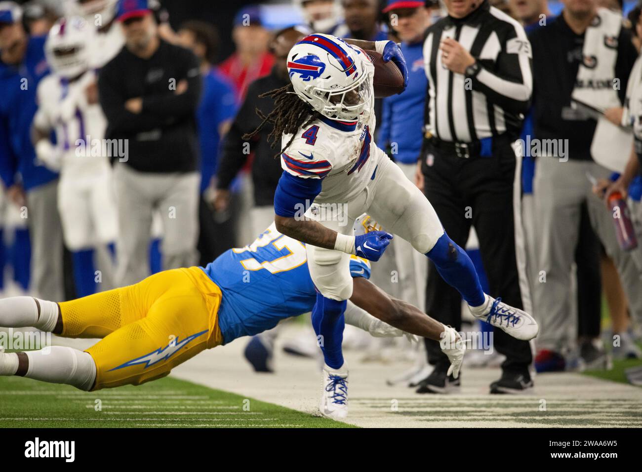 Buffalo Bills running back James Cook (4) runs with the ball past Los ...