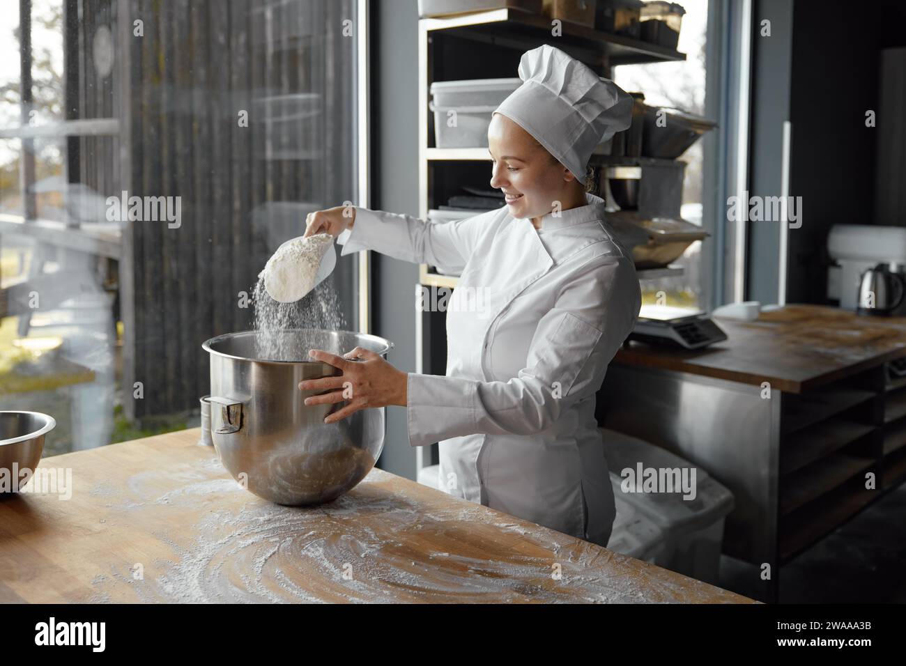 Flour in metal mixing bowl hi-res stock photography and images - Alamy