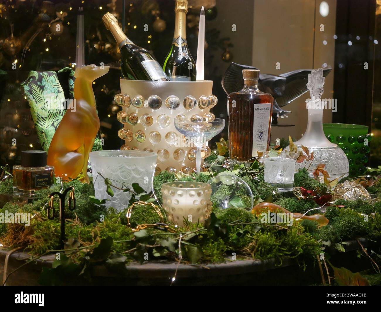 Festive holiday window display Stock Photo - Alamy