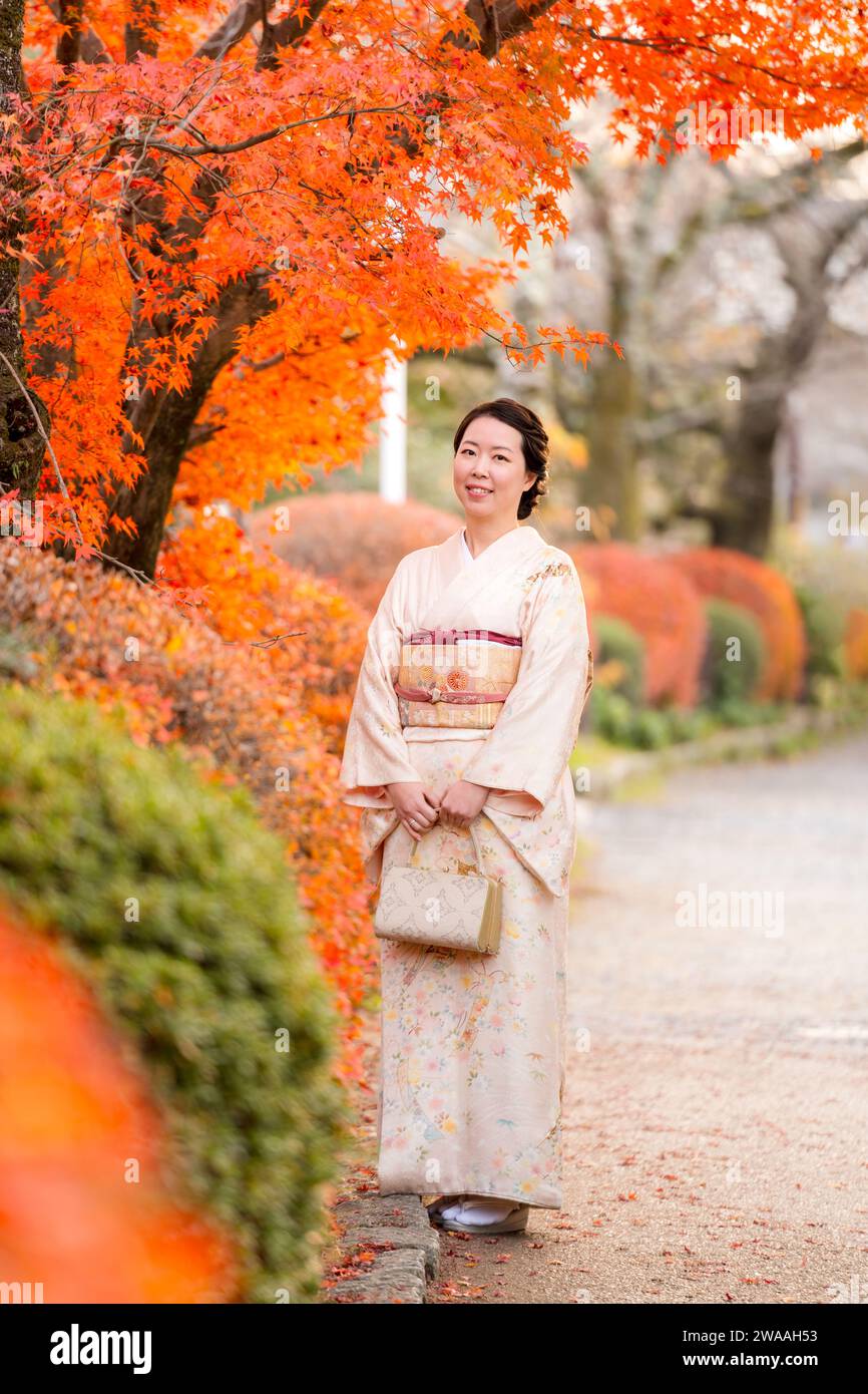 Japanese Female Kimono Portrait photography. Maple leaves turning red ...