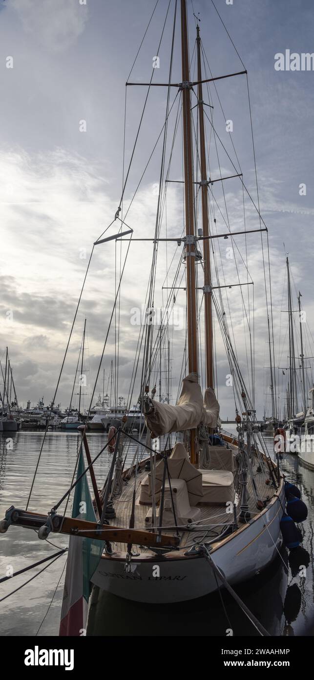 Vecchio ketch all'ormeggio nel porto di Viareggio Stock Photo - Alamy