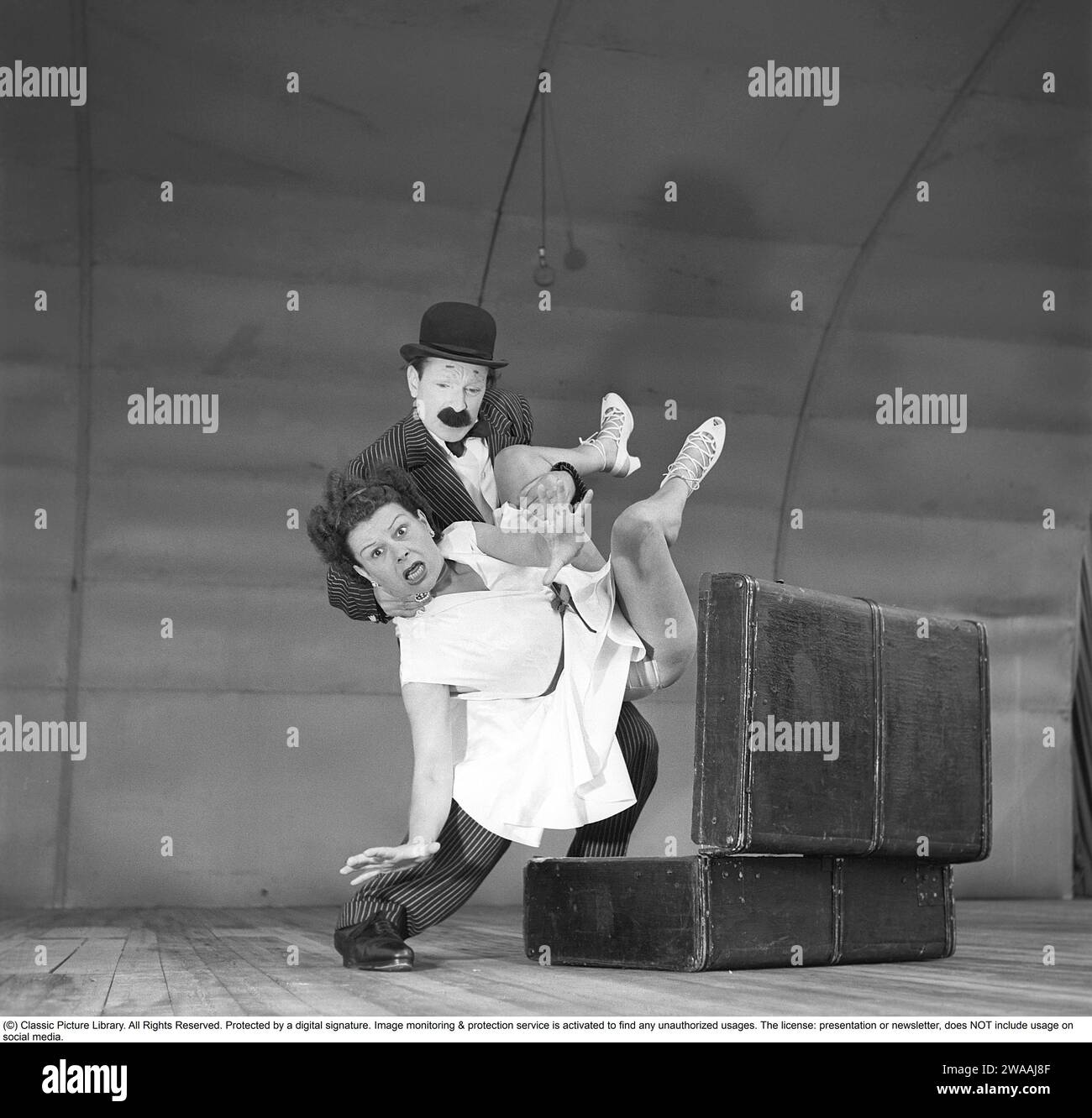 Entertaining 1940s hi-res stock photography and images - Alamy