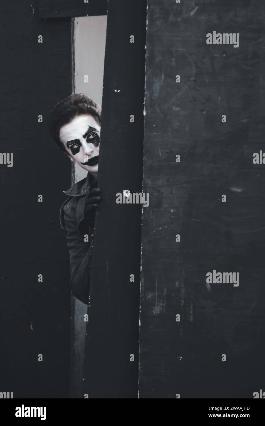 Hiding door hi-res stock photography and images - Alamy