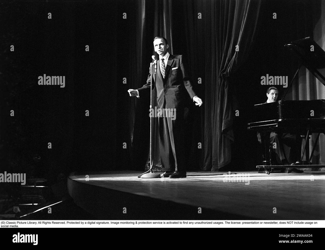 Frank sinatra stage spotlight hi-res stock photography and images - Alamy