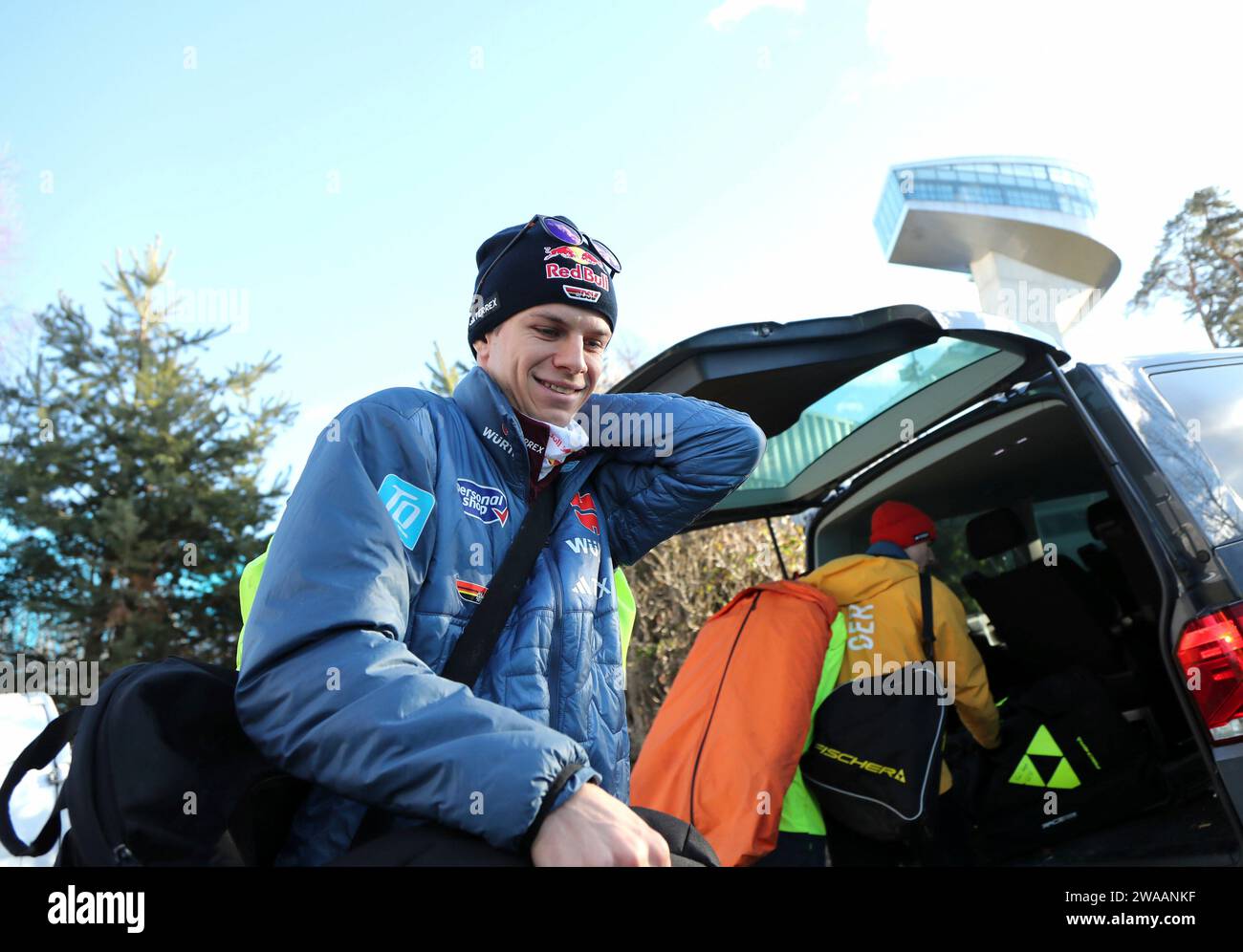 Wellinger andreas ger ankunft an der schanze mit gepäck hi-res stock ...