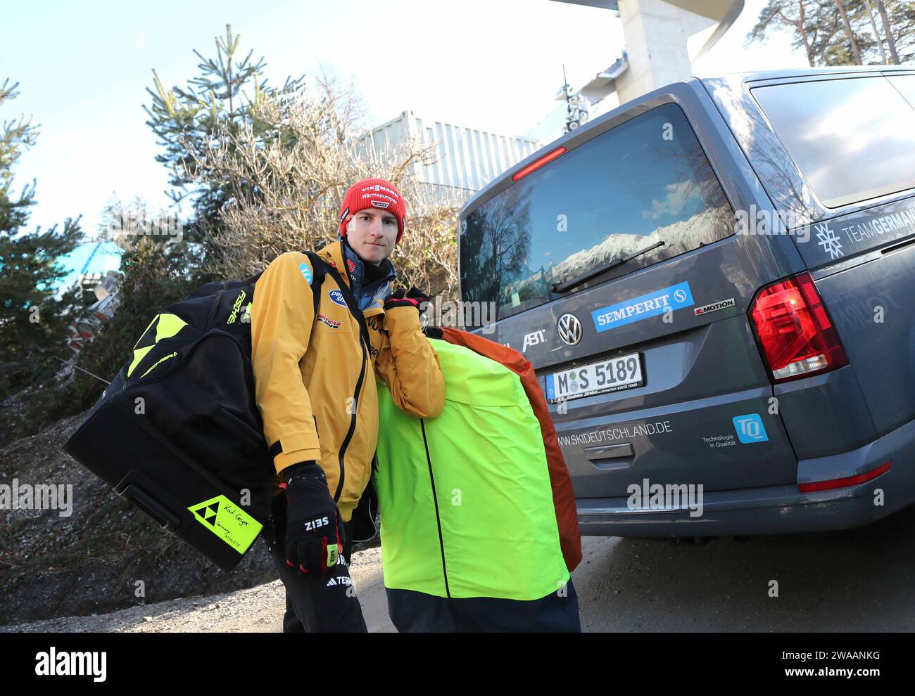 Geiger karl ger ankunft an der schanze mit gepäck hi-res stock ...