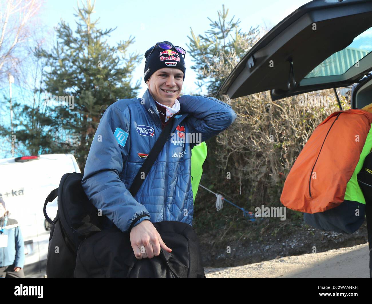 Wellinger andreas ger ankunft an der schanze mit gepäck hi-res stock ...