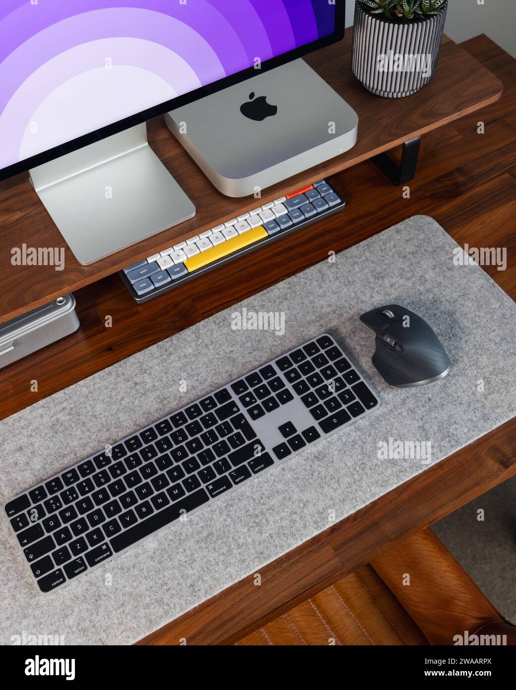 Purple desk hi-res stock photography and images - Alamy