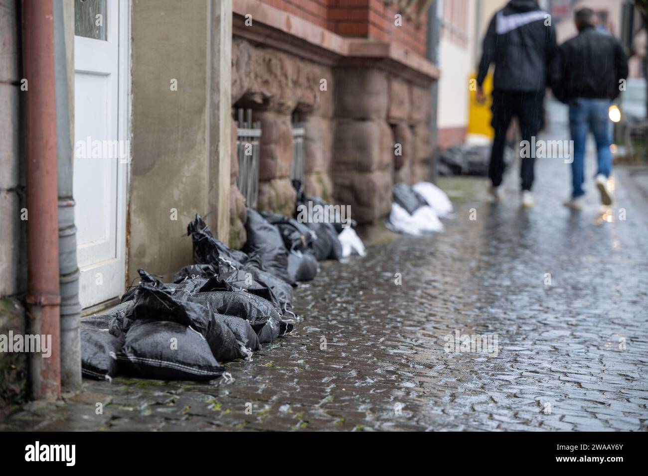 Ottweiler, Germany. 03rd Jan, 2024. Sandbags are placed on buildings in ...