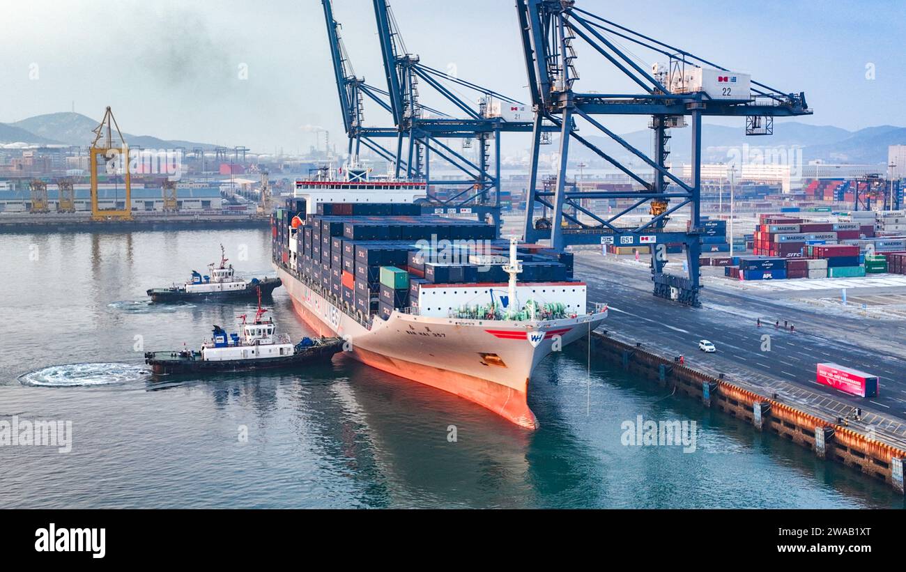 (240103) -- DALIAN, Jan. 3, 2024 (Xinhua) -- This photo taken on Jan. 2 ...