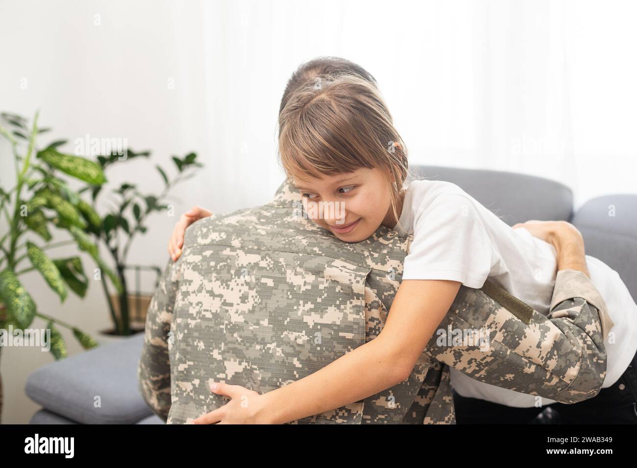 Military dad hugging his daughter Stock Photo - Alamy