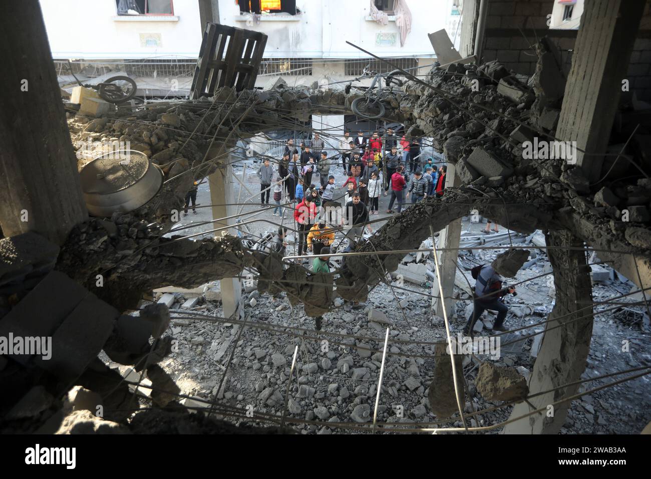 Rafah, Gaza. 02nd Jan, 2024. People inspect the rubble of a building ...