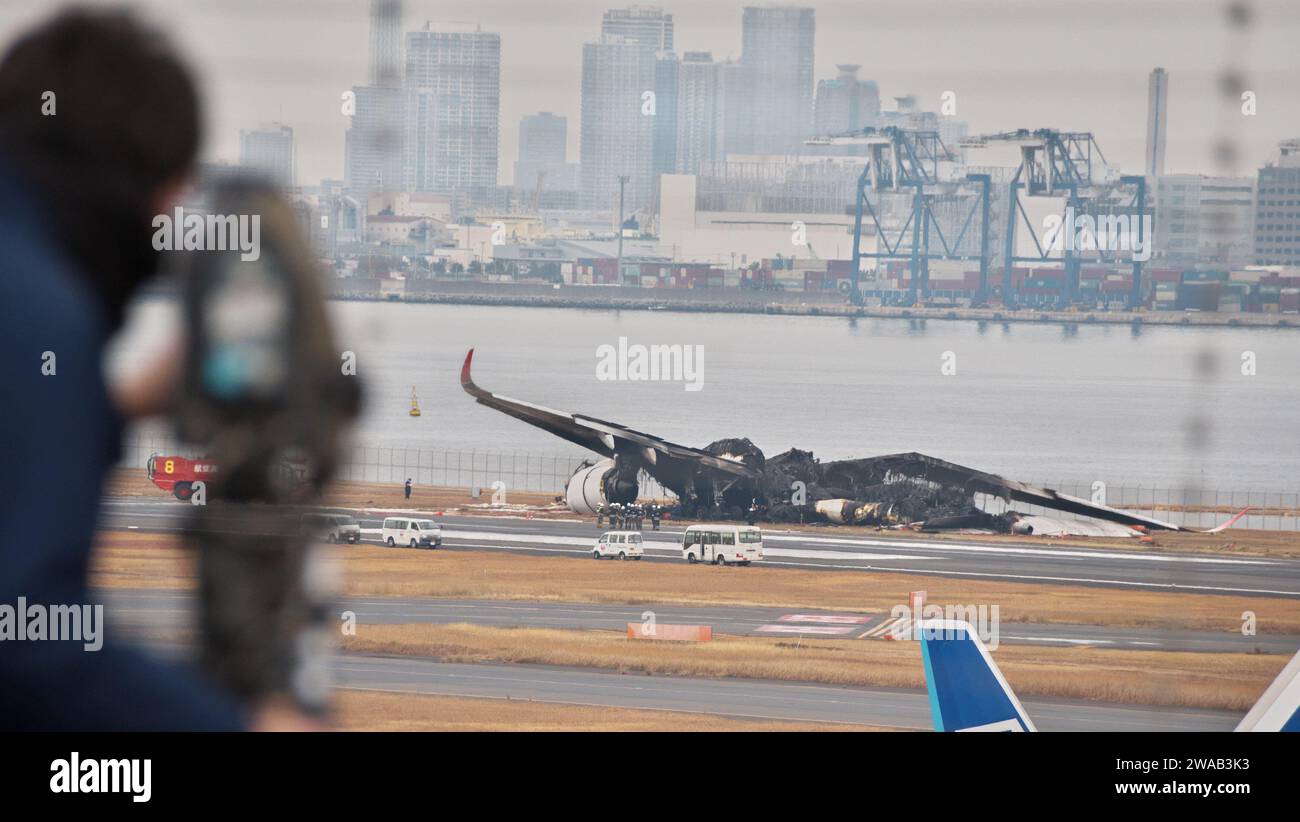 Tokyo, Japan. 03rd Jan, 2024. Officials investigate a burnt Japan ...